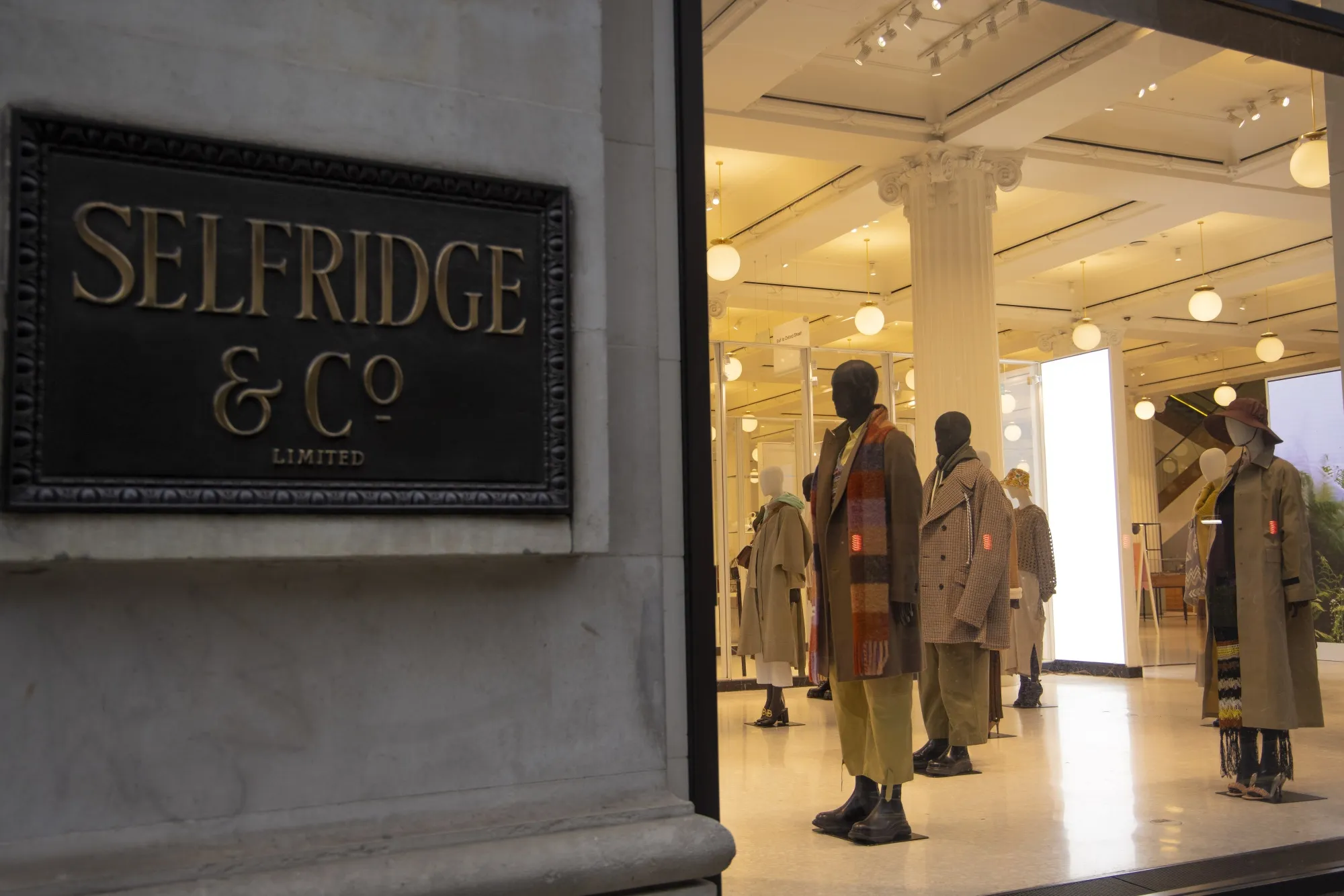 Selfridges to Offer Couples Therapy to Attract Shoppers - Bloomberg