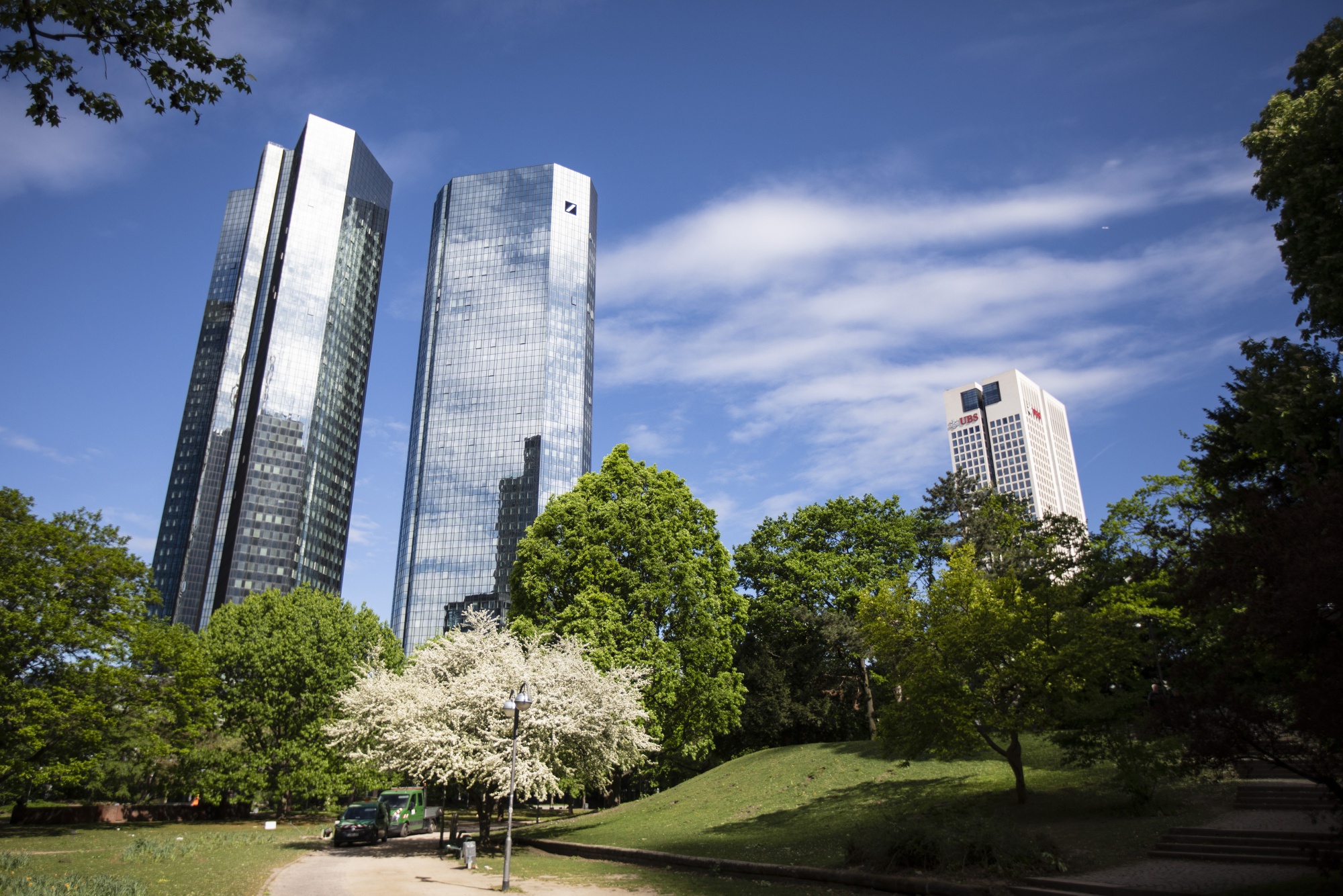 UBS Plus Deutsche Bank Is a European Champion, on Paper - Bloomberg