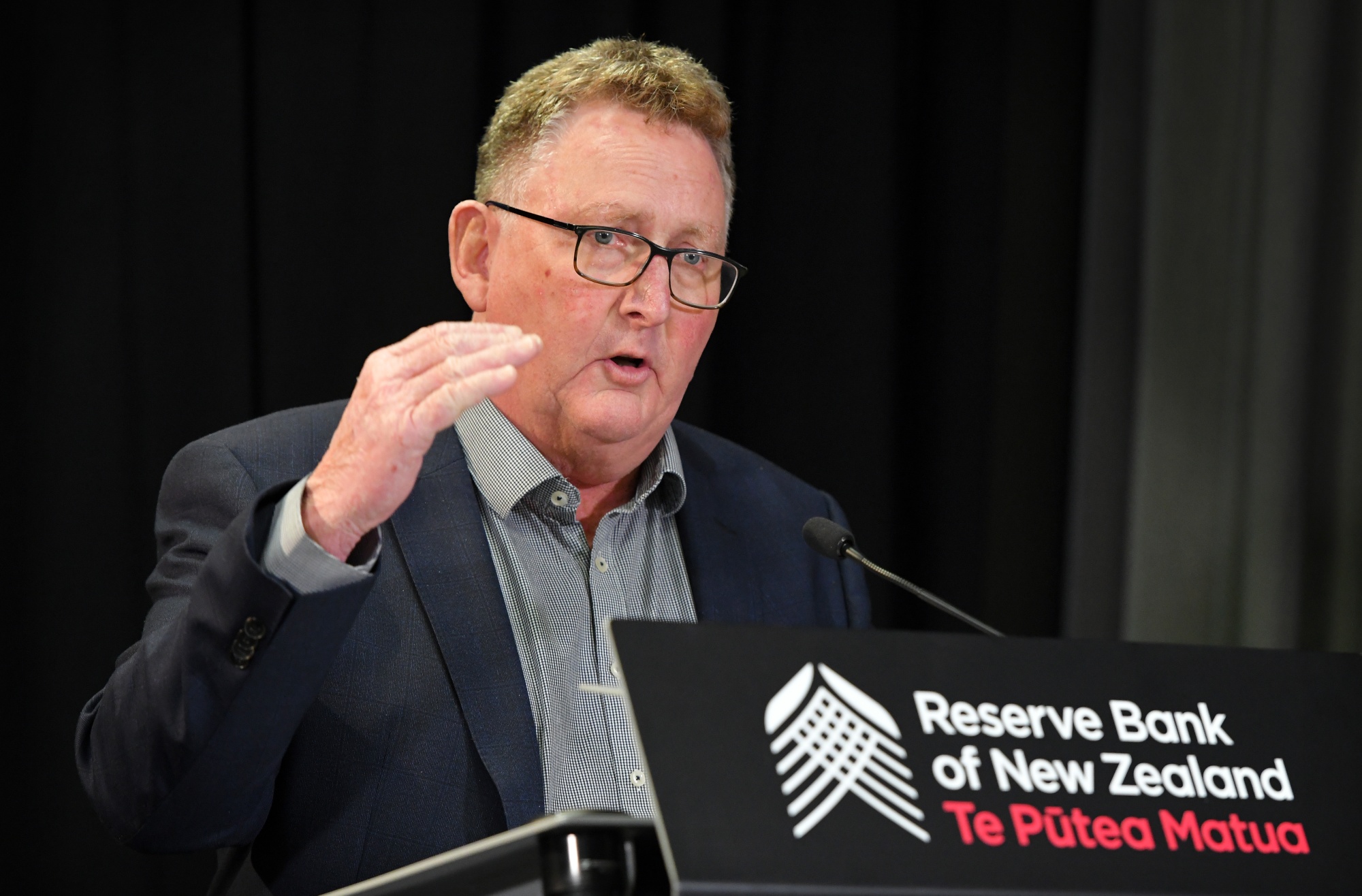 RBNZ Says Economy Will Slow as Rising Rates Curb Consumption - Bloomberg