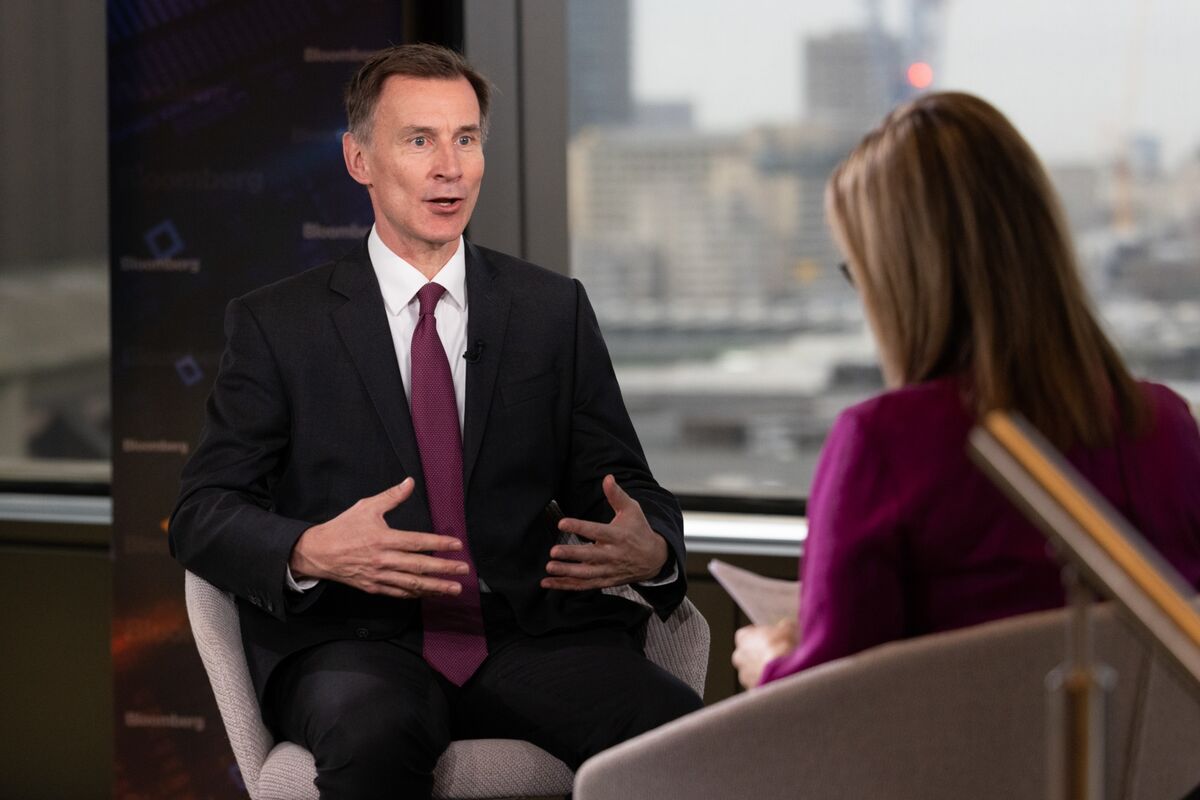 Jeremy Hunt's Fiscal Headroom, UK Homes Sold Over WhatsApp: The Readout ...