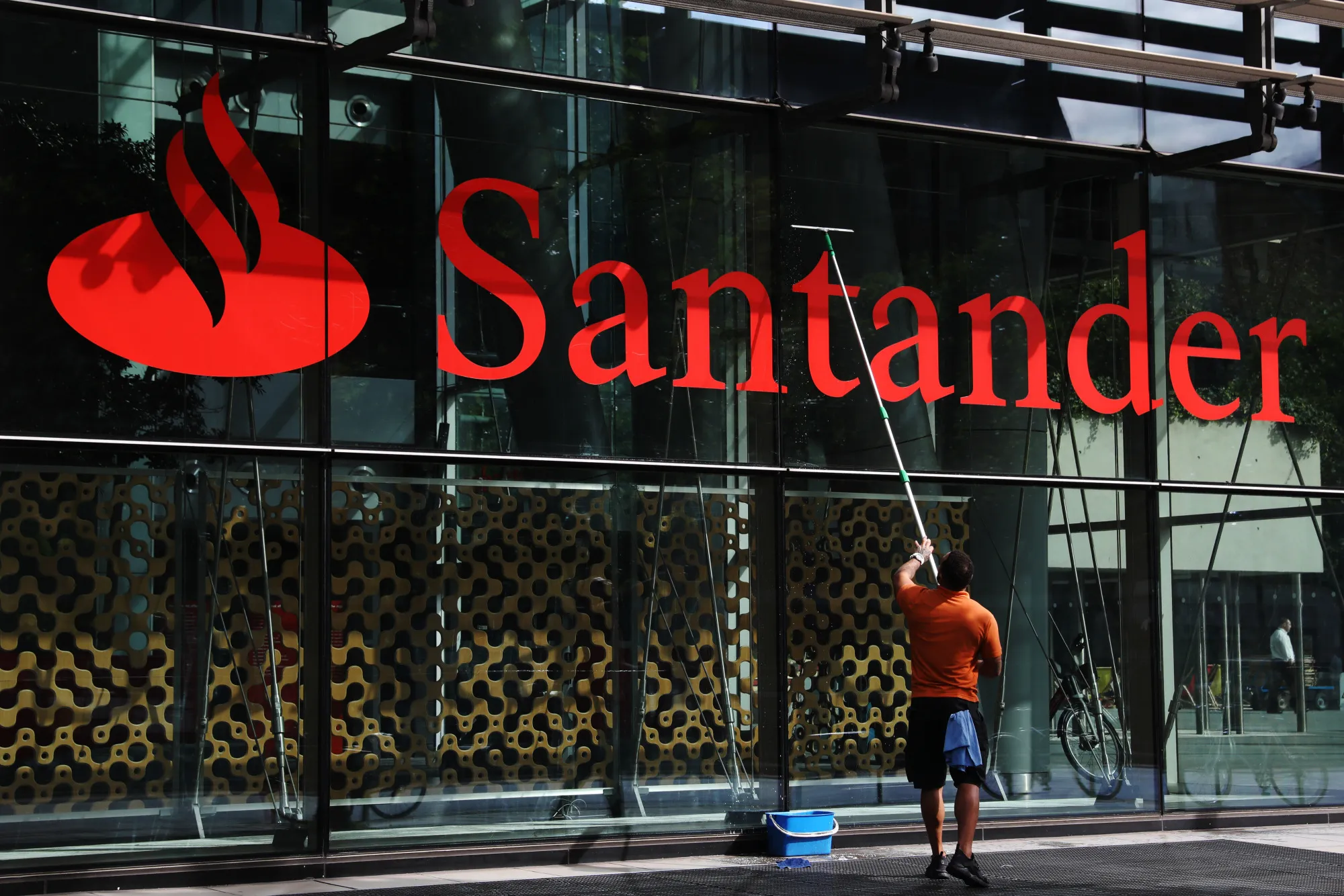 Santander Tries to Decrease Loan Exposure to Rome-Based Builder - Bloomberg