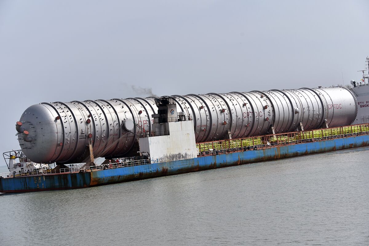 World’s Biggest Oil-Refining Tower Completes 11,000-Mile Voyage - Bloomberg