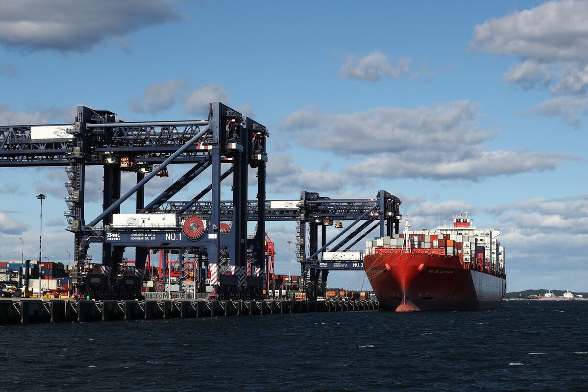 LA Port Chief Sees Supply-Chain Snarls Running to End-2022 - Bloomberg