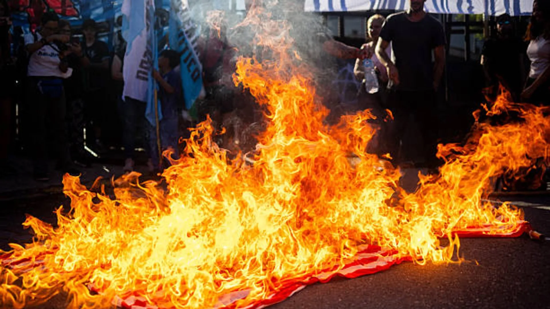 Watch Caracas Residents on Edge After Maduro Arrest - Bloomberg