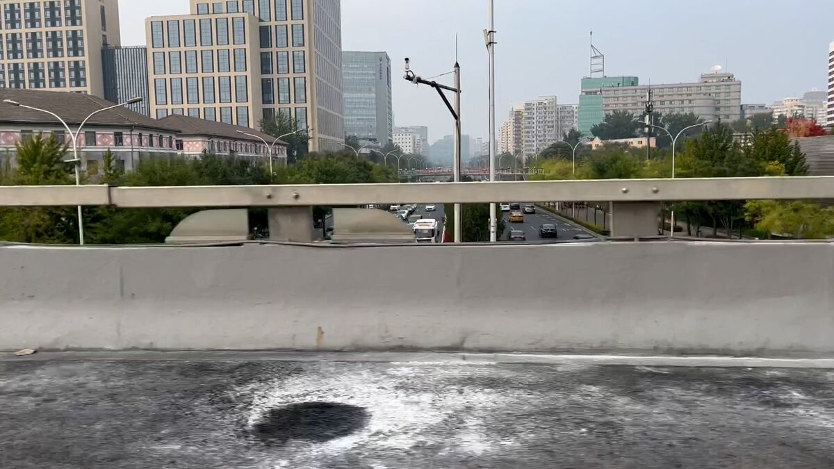 Chinese Police Patrol Beijing Bridge After Rare Protest Denouncing Xi ...