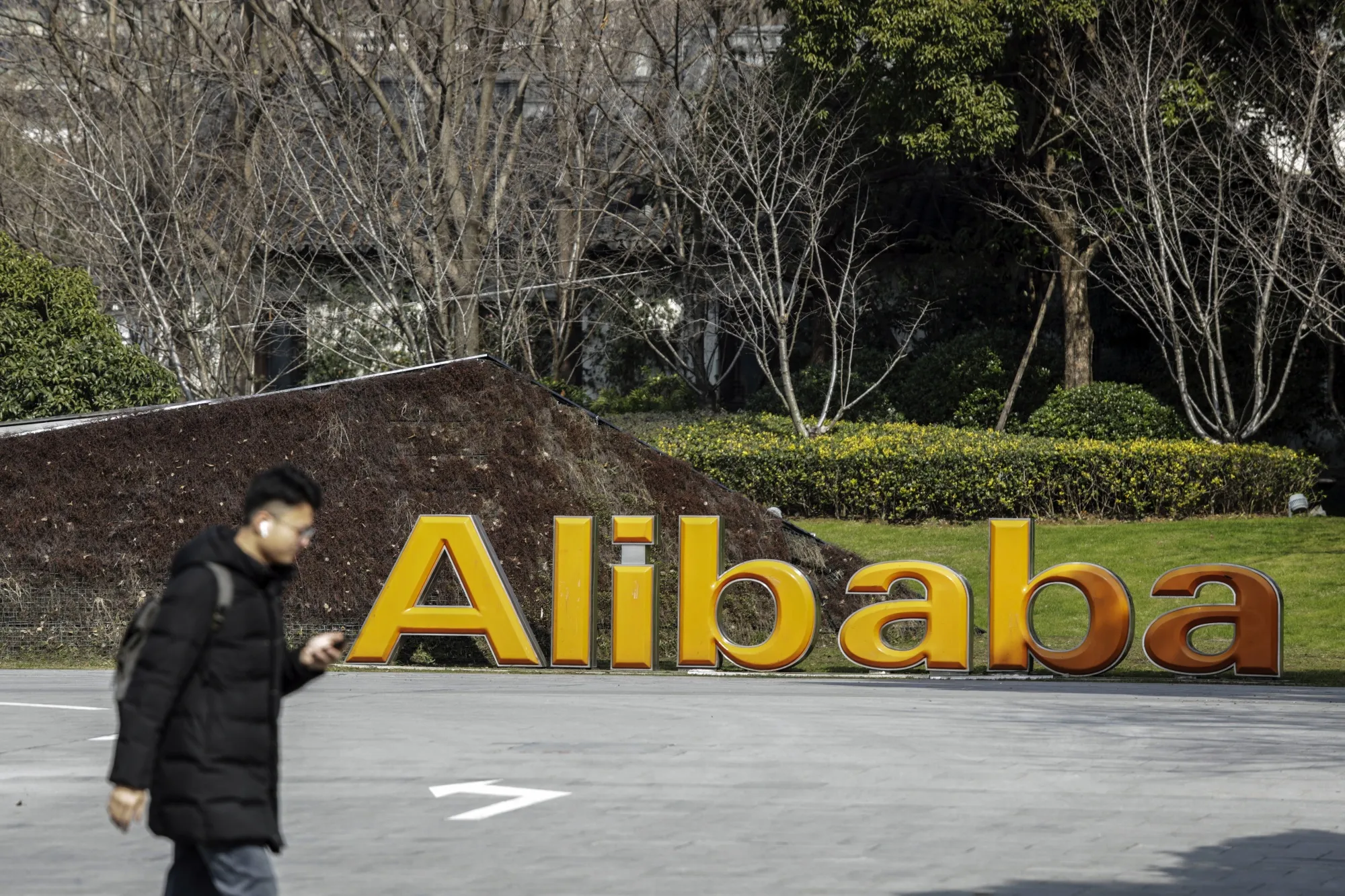Alibaba (9988) Stock Price Surge as Sales Beats Boost Sentiment - Bloomberg