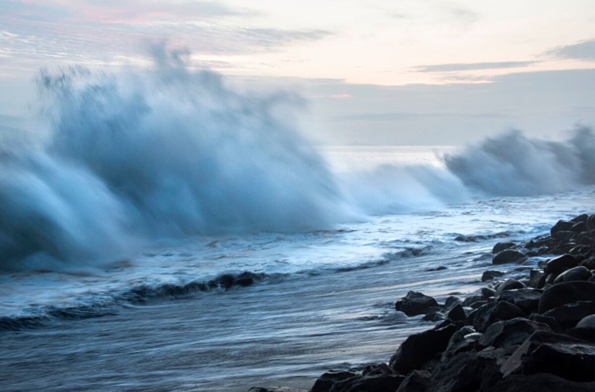 Blue Wave Still Rolling Toward Midterm Elections - Bloomberg