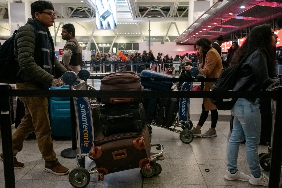 NYC Airports Prep for Record 150 Million Passengers Next Year - Bloomberg