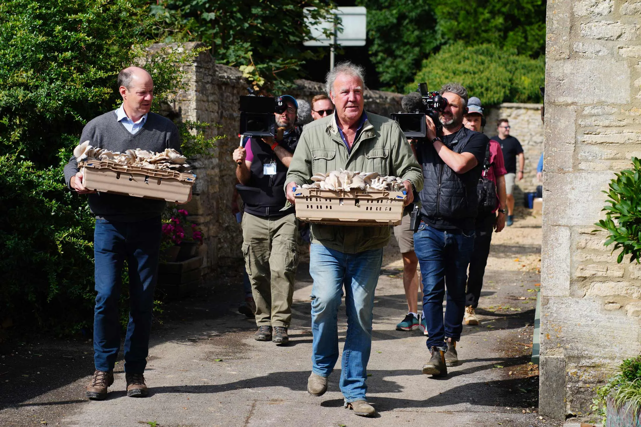 Jeremy Clarkson’s New Farmer’s Dog Pub: Inside the Cotswolds Hot Spot ...