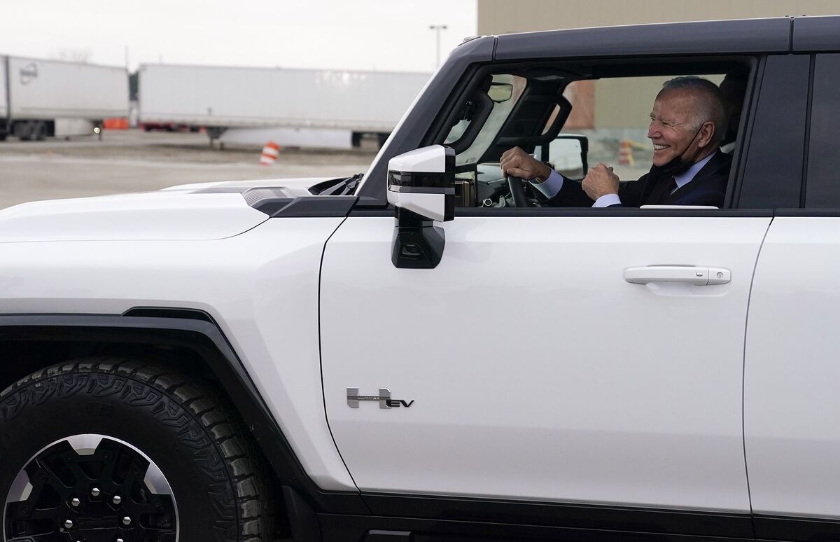 Biden Takes GM’s Electric Hummer for Test Drive After Detroit Plant ...