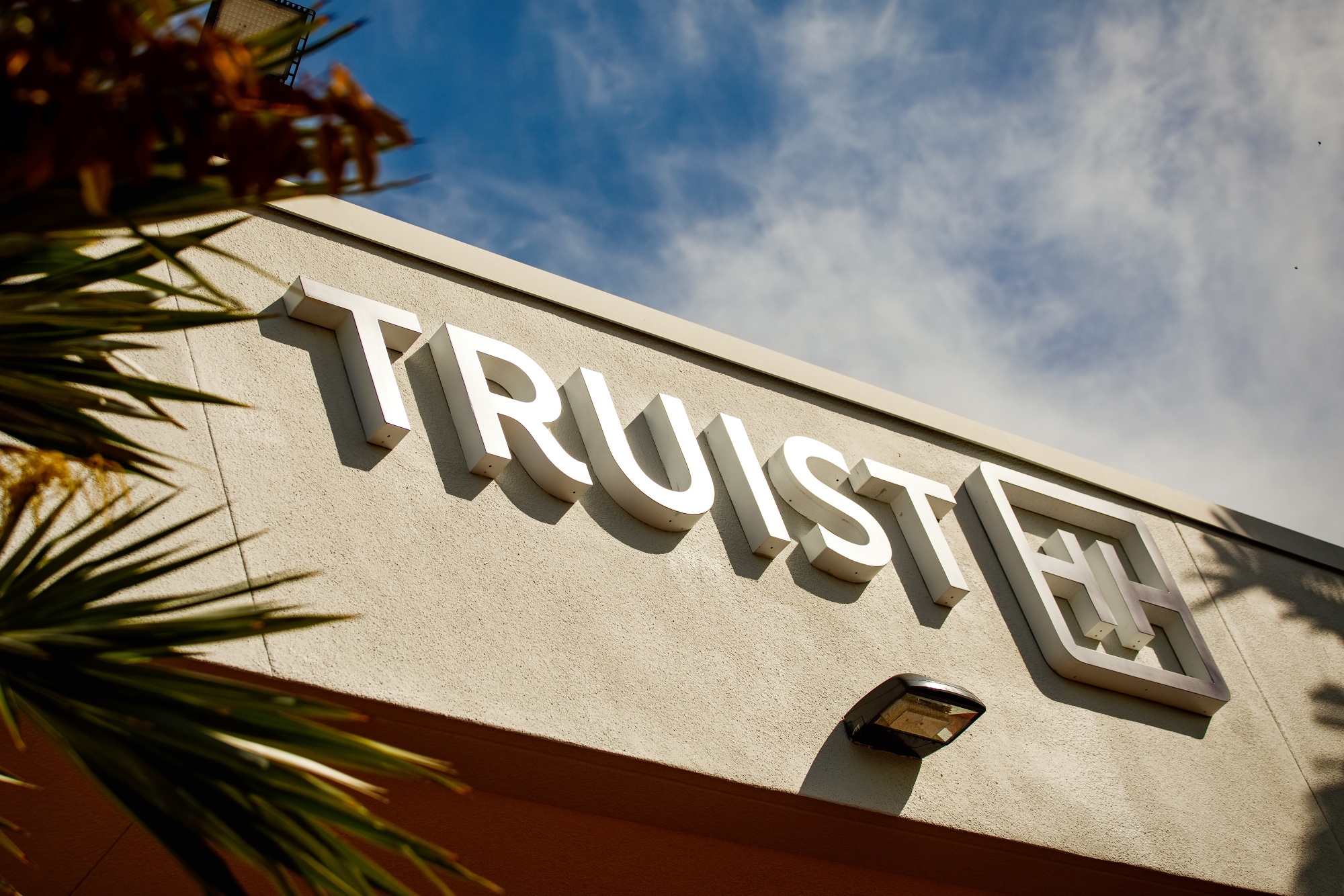 Truist, Fifth Third Add to Bank Bond Spree With $4.5 Billion - Bloomberg