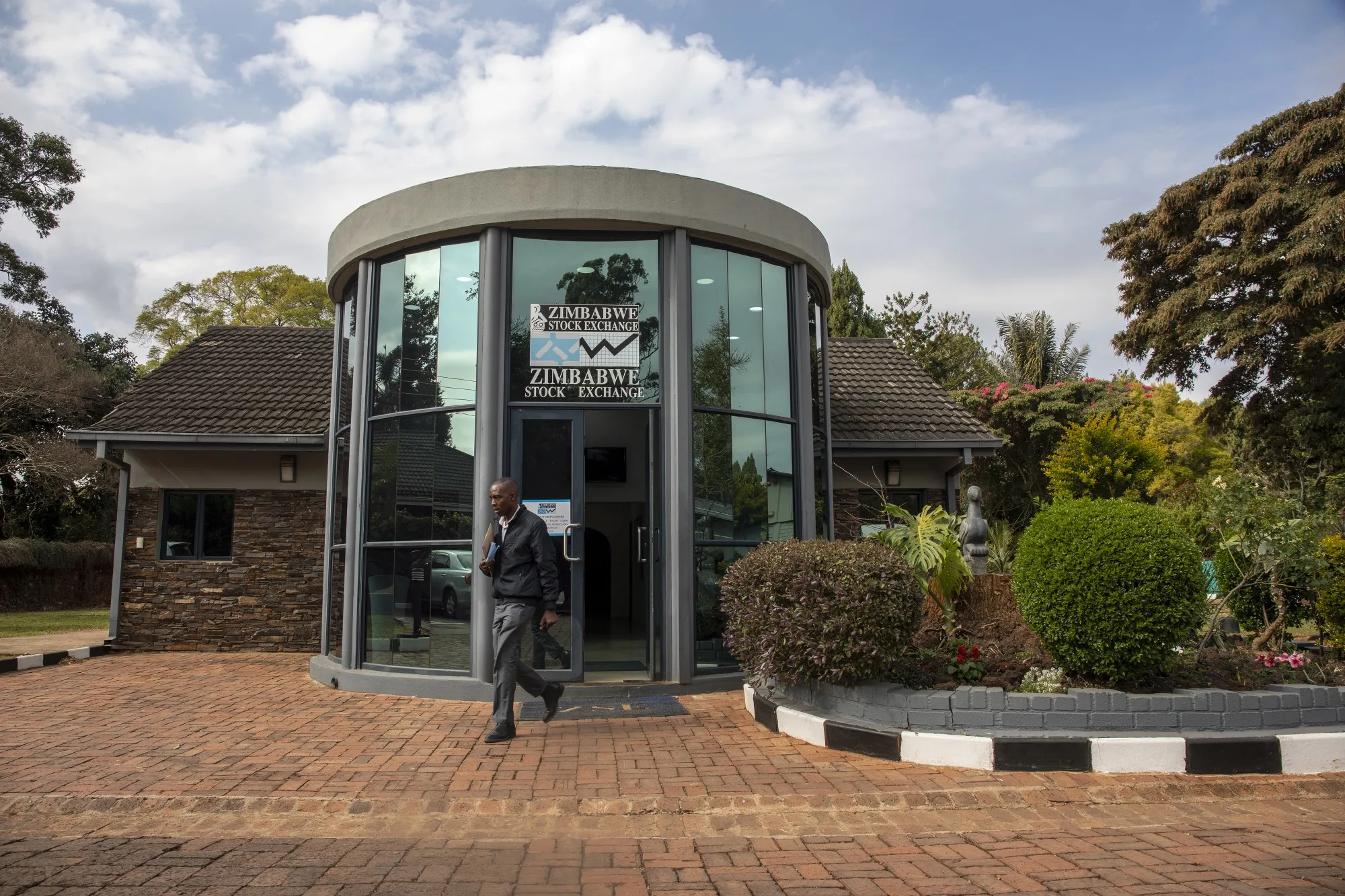 Zimbabwe’s ZiG Wipes Out 330% Stocks Rally - Bloomberg