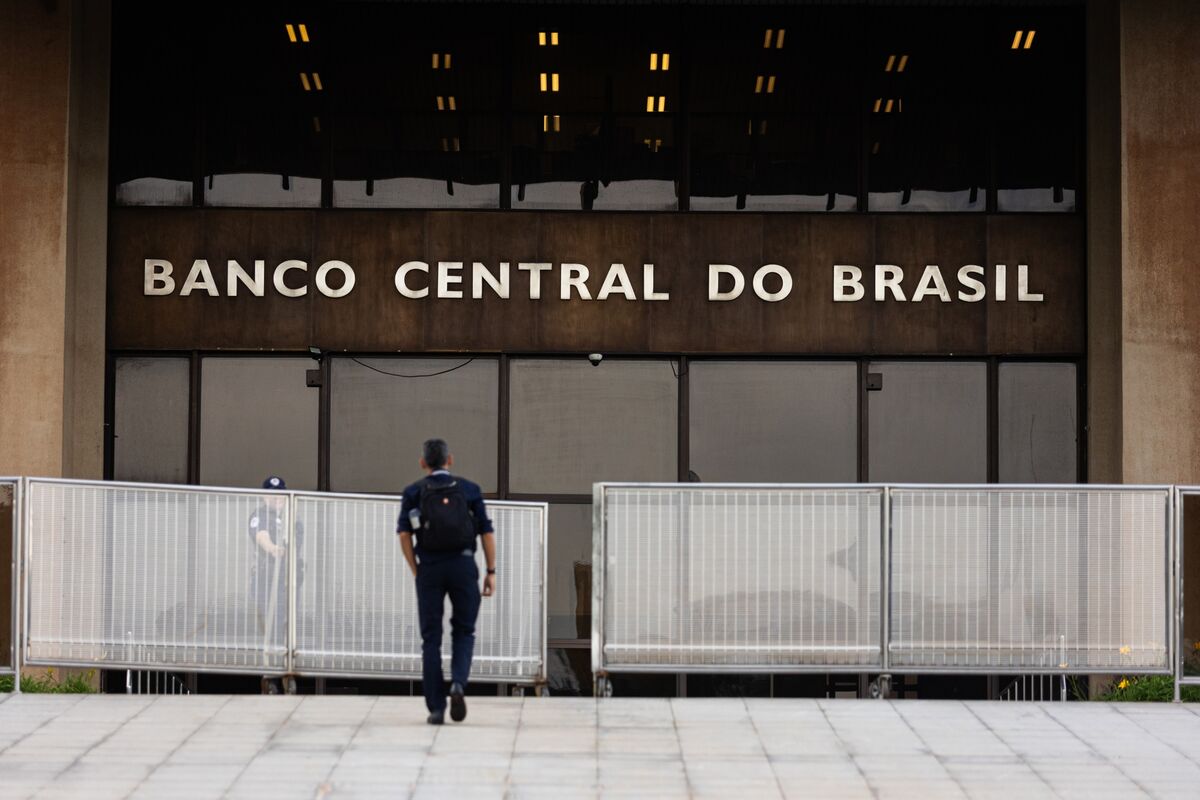 Brazil Central Bank Cuts Interest Rate to 14.75% - Bloomberg