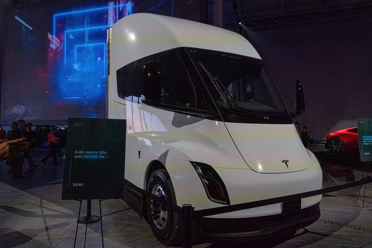 Tesla’s Electric Semi Truck Finds a Sweet Spot in Logistics - Bloomberg