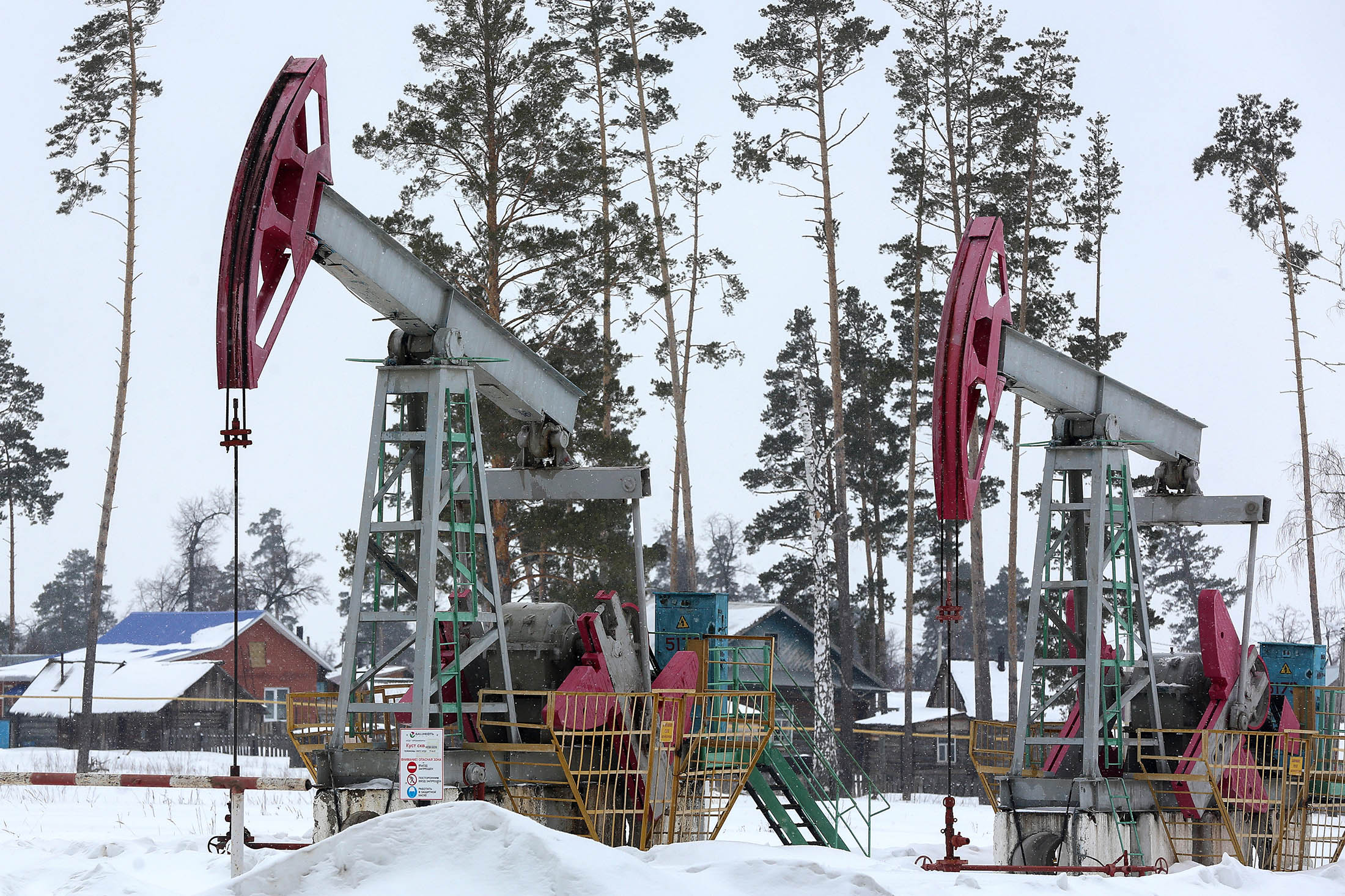 Russia Deepens Oil Ties to India With Siberian Field Sales - Bloomberg
