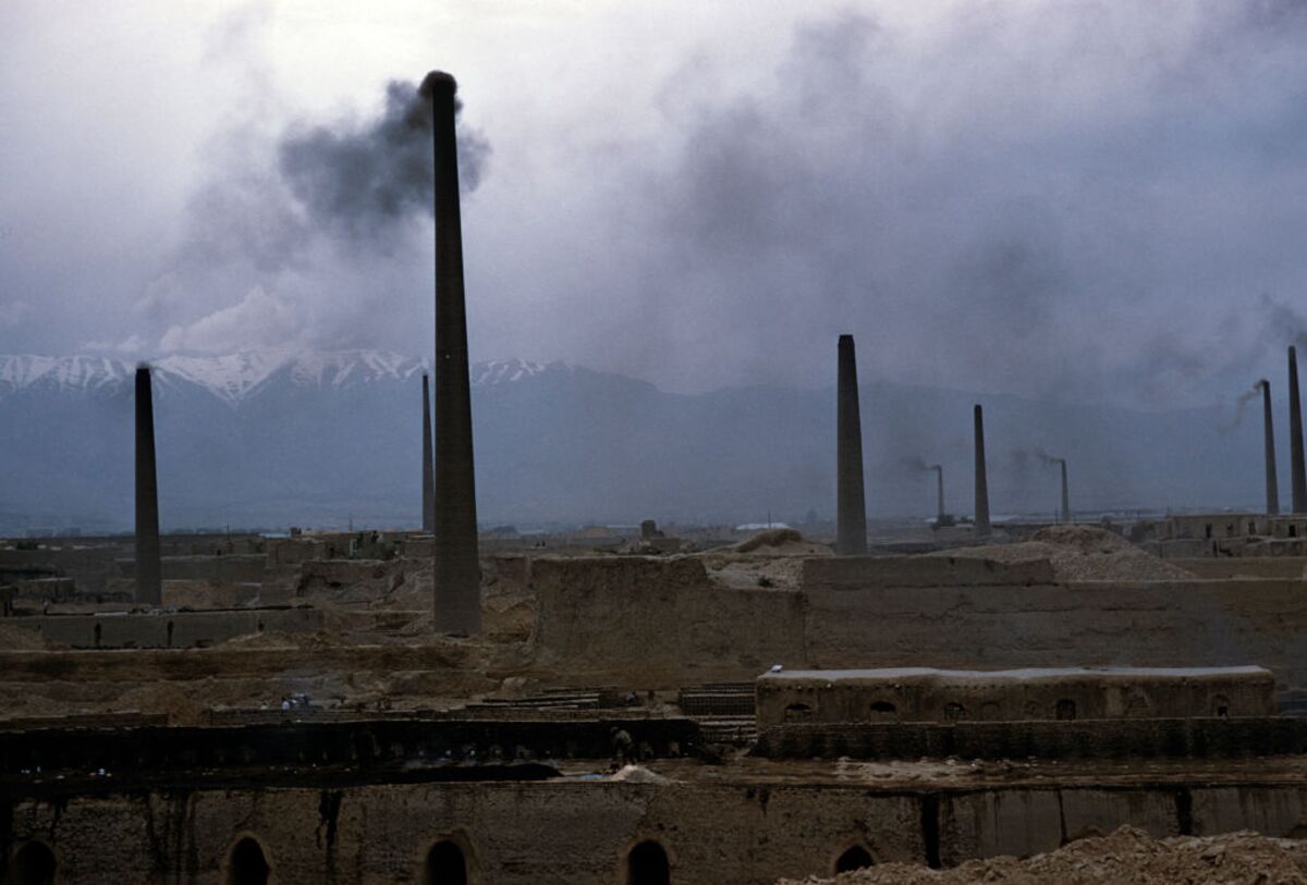 One Dead in Fire at Iran’s Largest Oil Refinery, Fars Says - Bloomberg