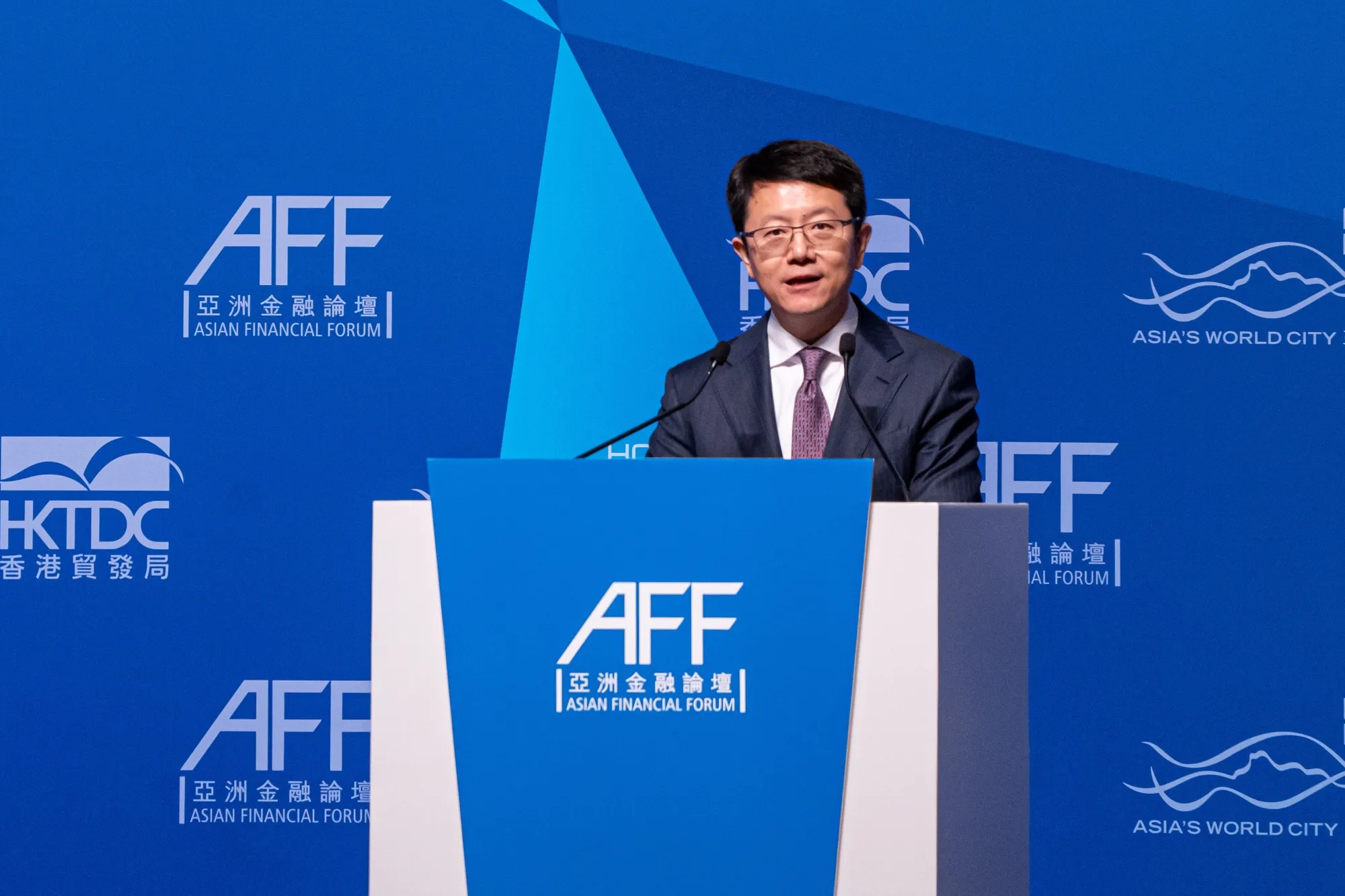 Top China Banker Steps Down After Brother Becomes Markets Chief - Bloomberg