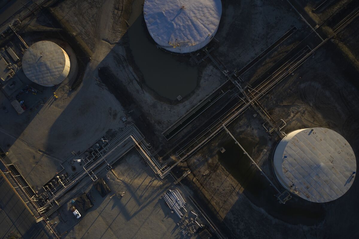 Oil Slumps 10% This Week as Oversupply Fears Send Bulls to Exits ...