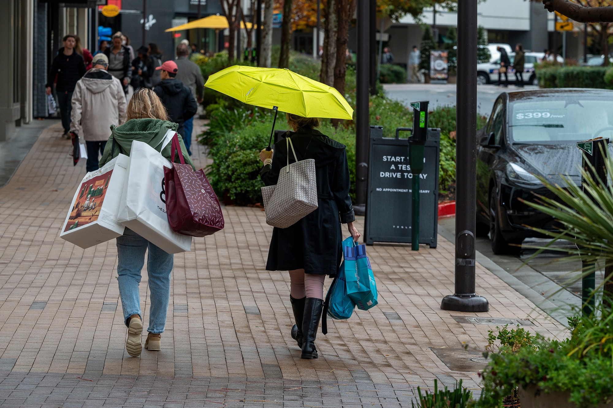 American Consumers May Deliver More Economic Growth Surprises - Bloomberg