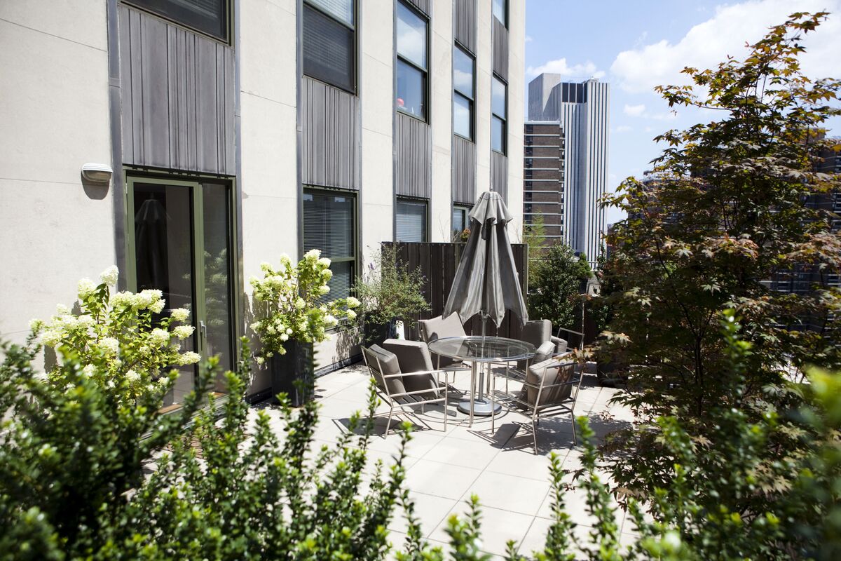 Manhattan Apartment Rents Slide After Exodus Empties Buildings - Bloomberg