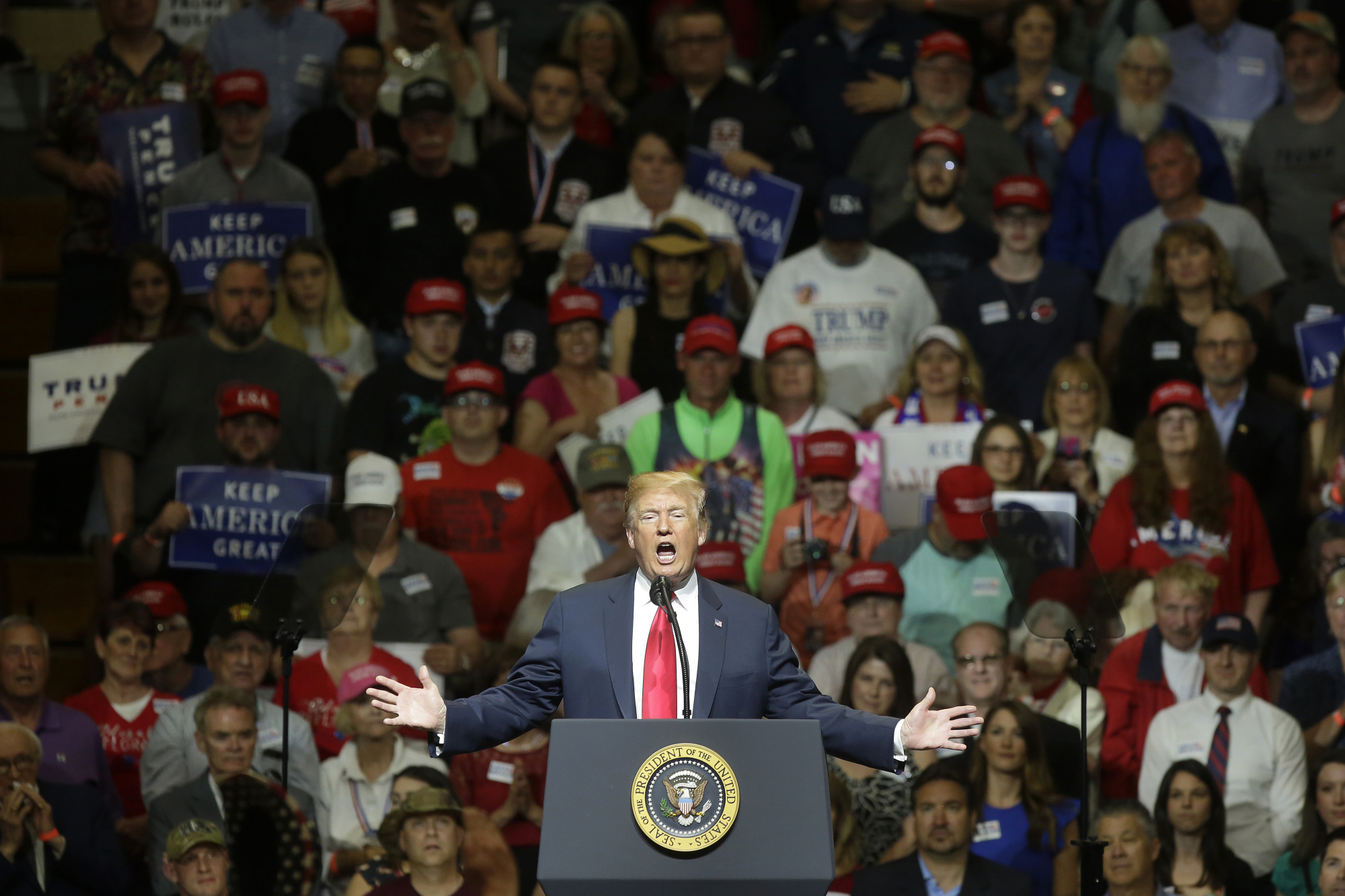 Trump Uses Indiana Rally to Blast State's Democratic Senator - Bloomberg