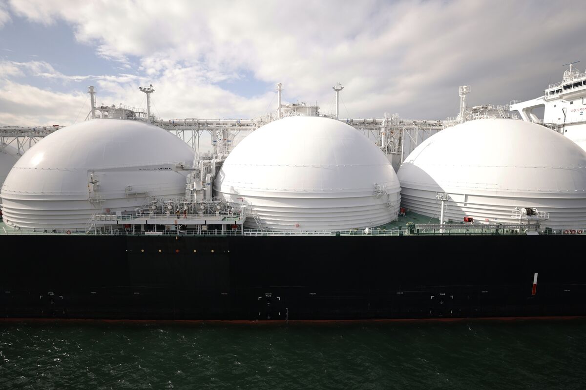 Europe Gas Rises With Supply Risks as LNG Cargoes Idle at Sea - Bloomberg