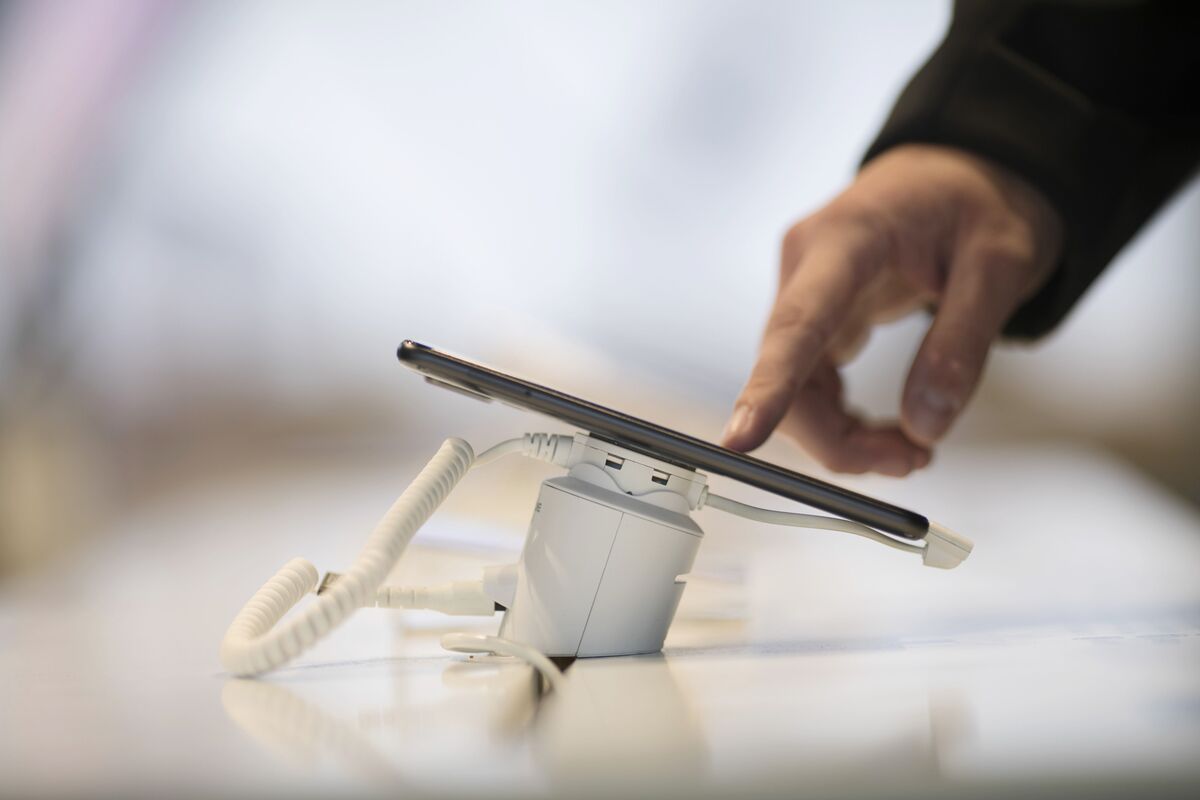 Huawei Offers S$100 Voucher as Singapore Phones Sell Out in Day - Bloomberg