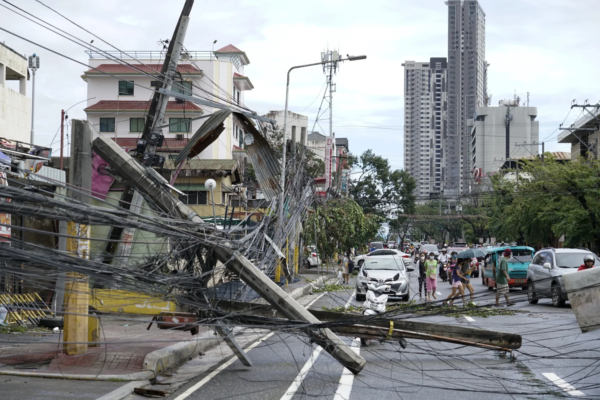 Typhoon Leaves 12 Dead, Traps People on Roofs in Philippines - Bloomberg