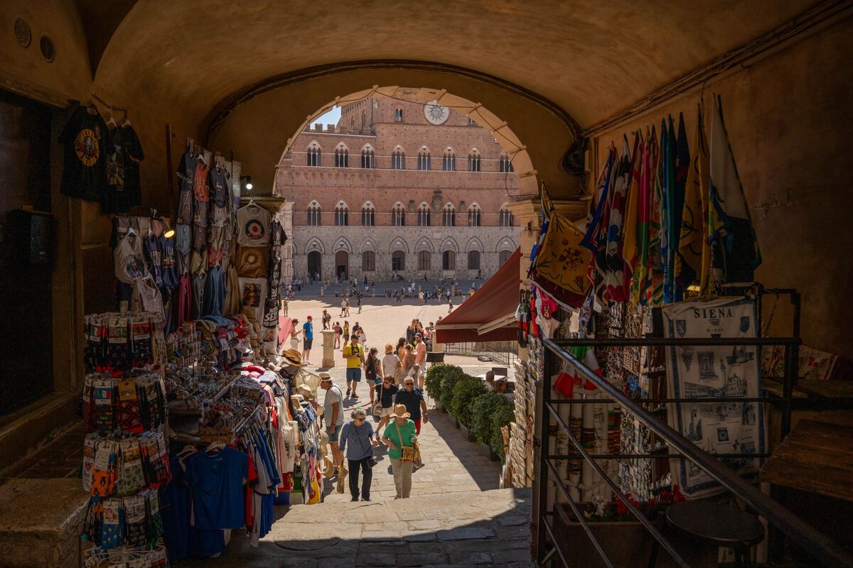 Italy Bond Selloff Is Worrying, Allianz’s Subran Warns - Bloomberg