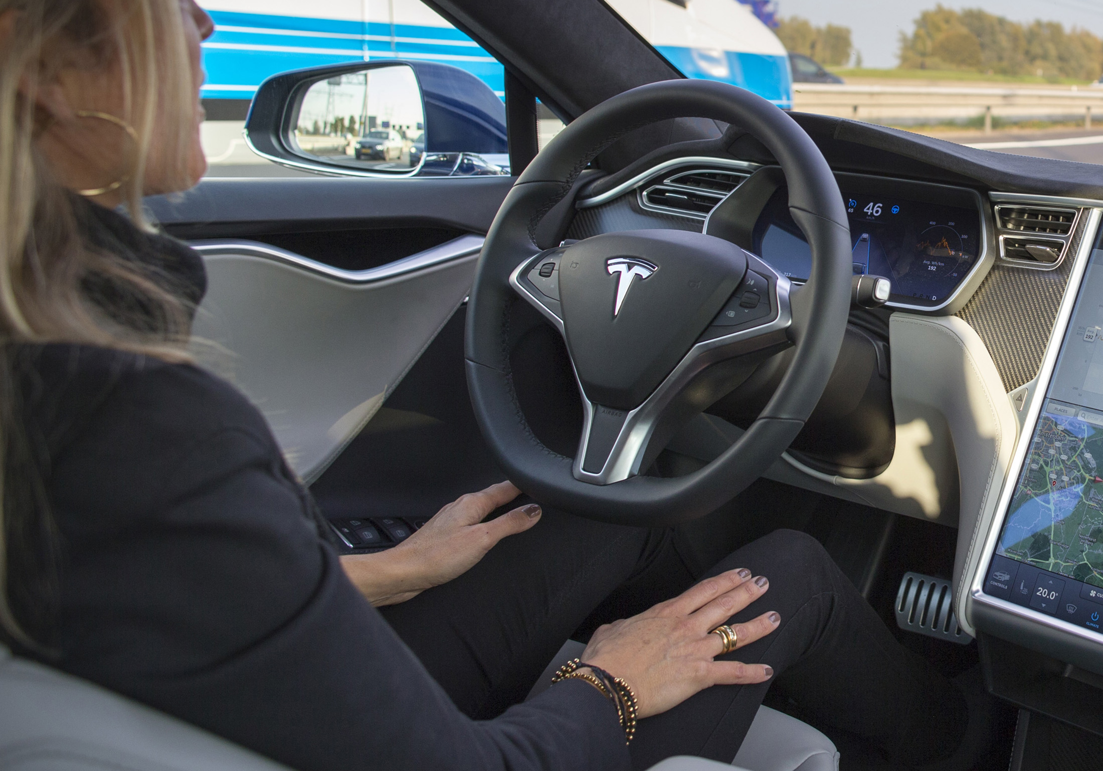 Fight Over Tesla’s Self-Driving Pro Shows Talent War Escalating - Bloomberg