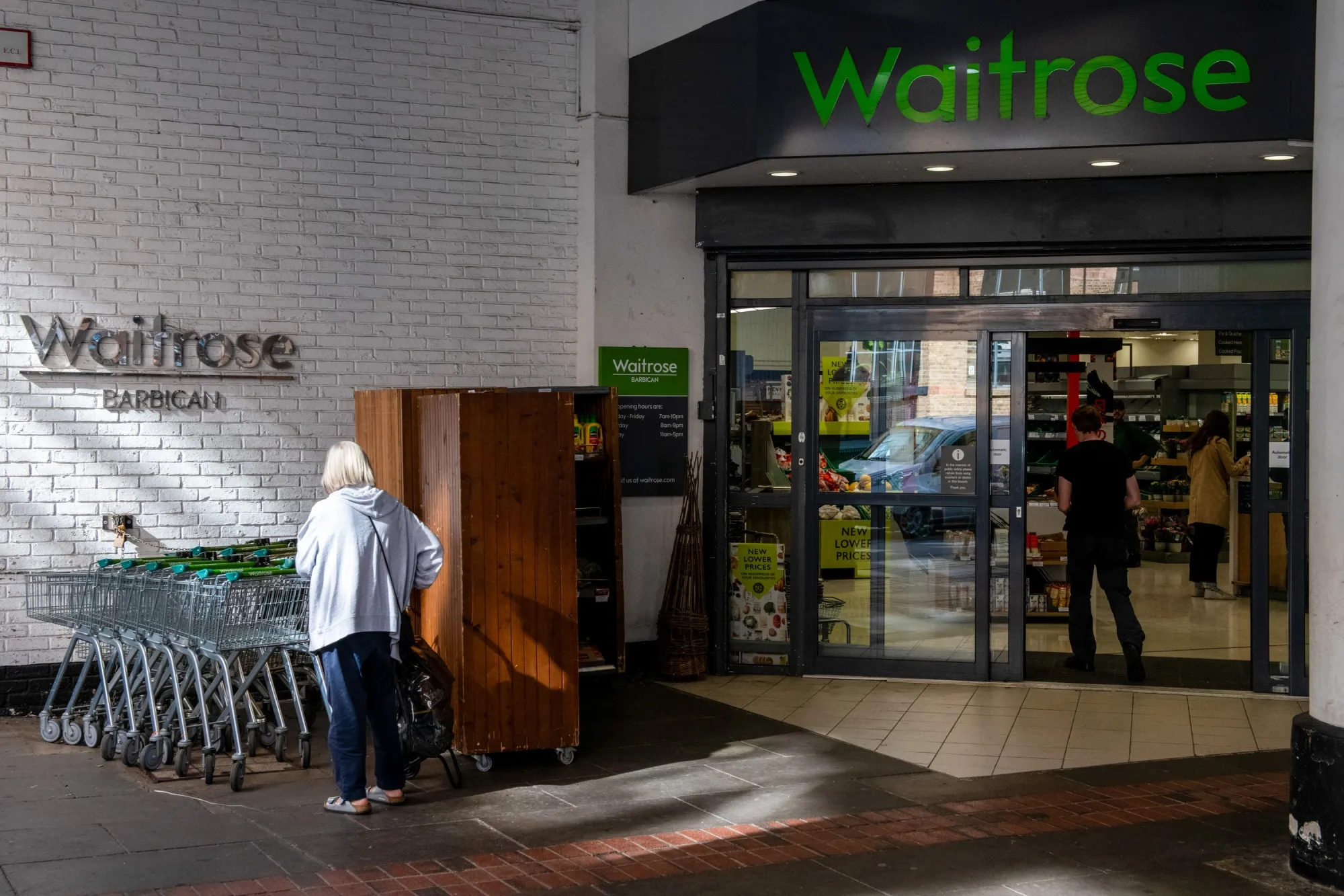 Deal-Seeking Britons Boost Upmarket Grocers Ocado, Waitrose - Bloomberg