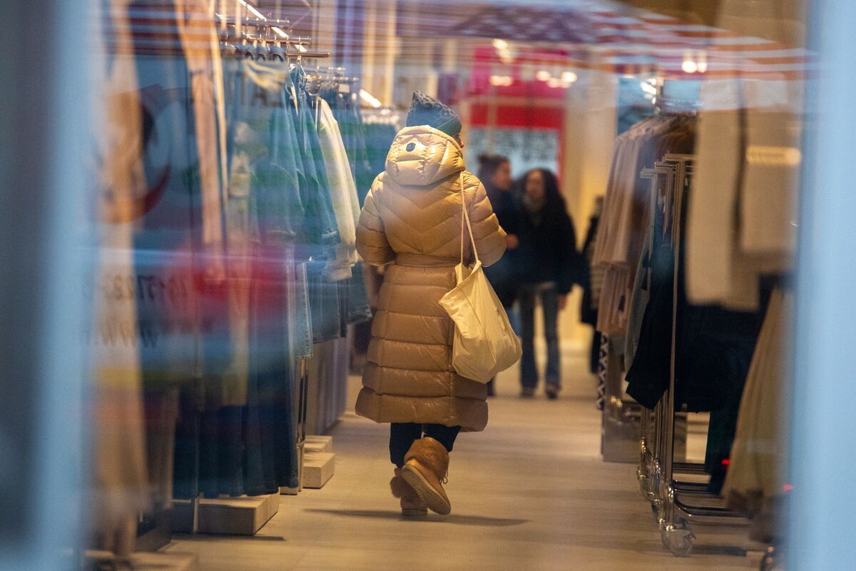 US Consumer Sentiment Declines for First Time in Six Months - Bloomberg