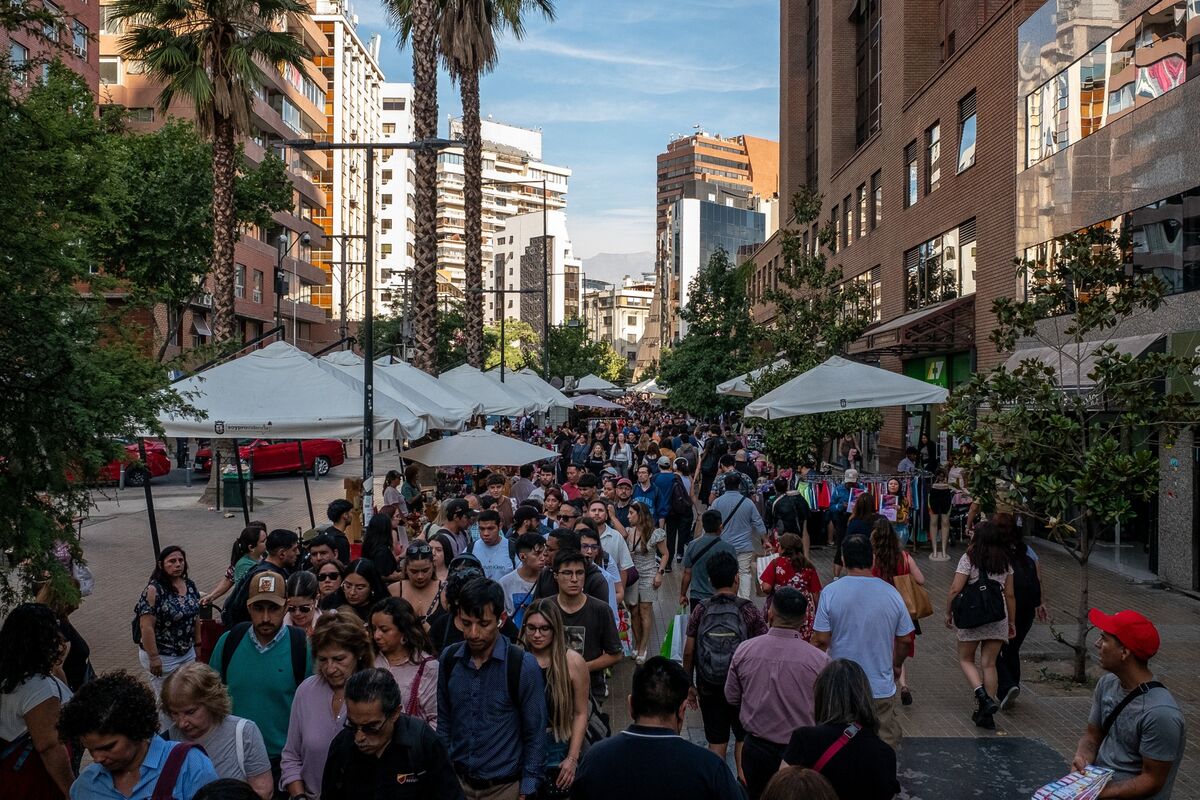 Chile’s Economic Activity Grows for Second Straight Month - Bloomberg