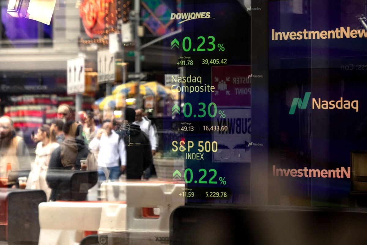 Equity Funds See Inflows as Investors Look Past August Selloff - Bloomberg