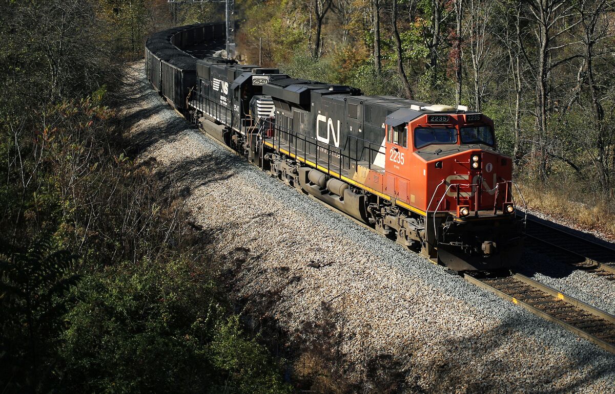 CN Rail Vies for Crude-Hauling Crown as CEO Expects Record Loads ...