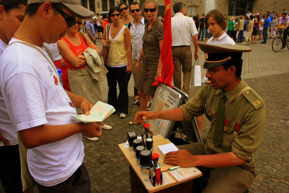 Even for the Pros, Fake ID Photos Are Tough to Catch - Bloomberg