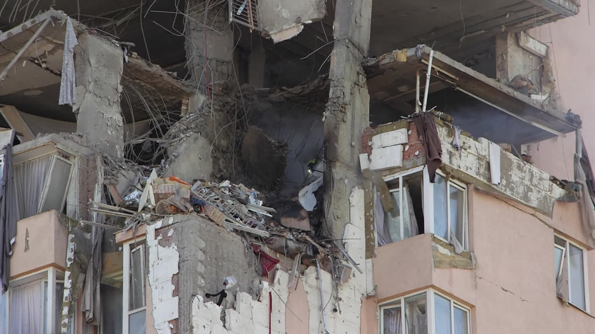 Watch Video Shows Damage to Apartment Building Near Kyiv - Bloomberg