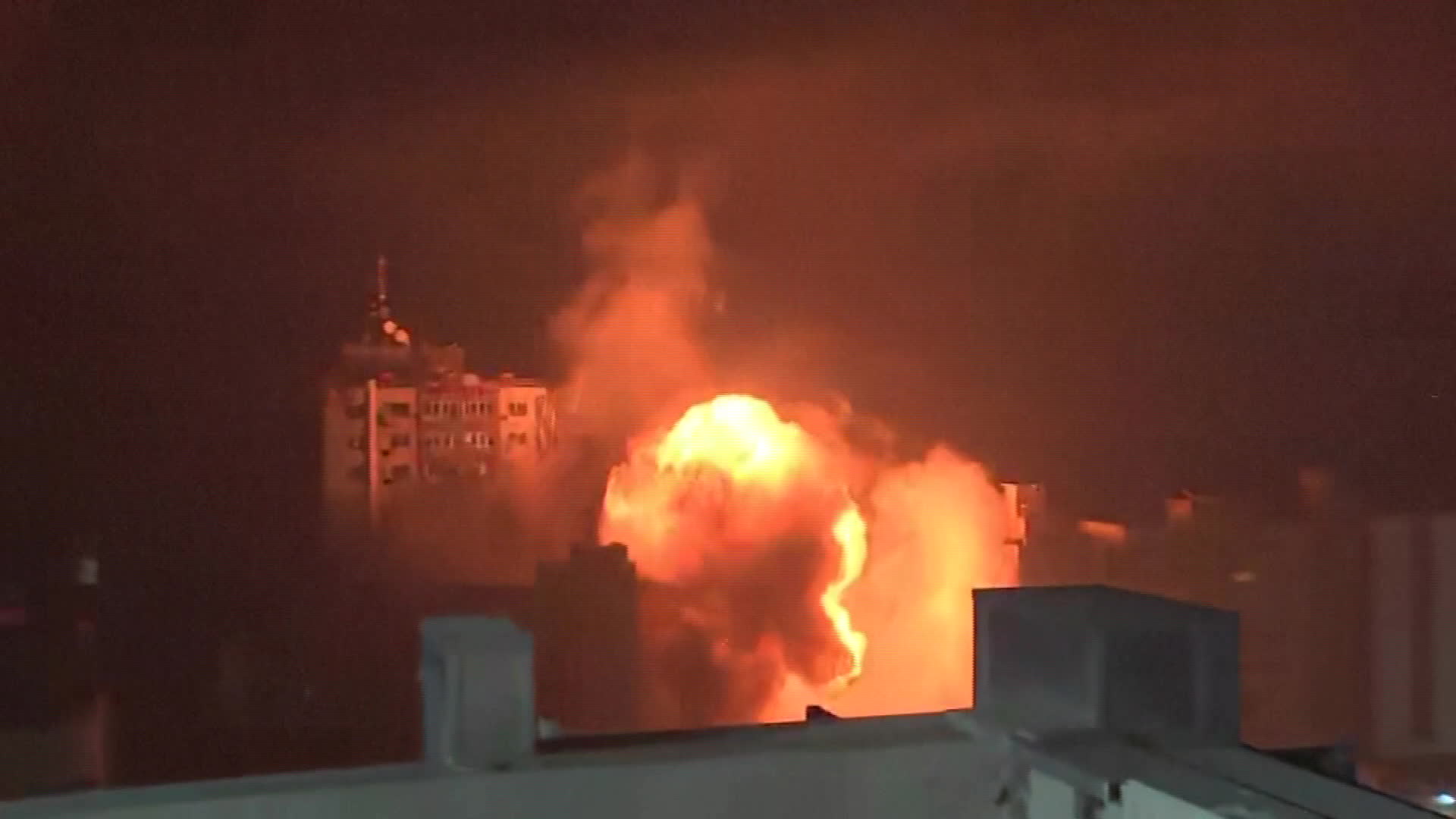 Watch Explosions as Israel Strikes Gaza, Building Collapses - Bloomberg
