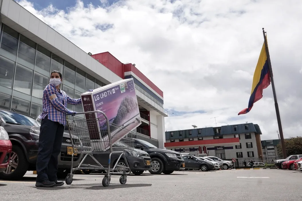 Colombian Inflation Jumps More Than Forecast to Most Since 1999 - Bloomberg