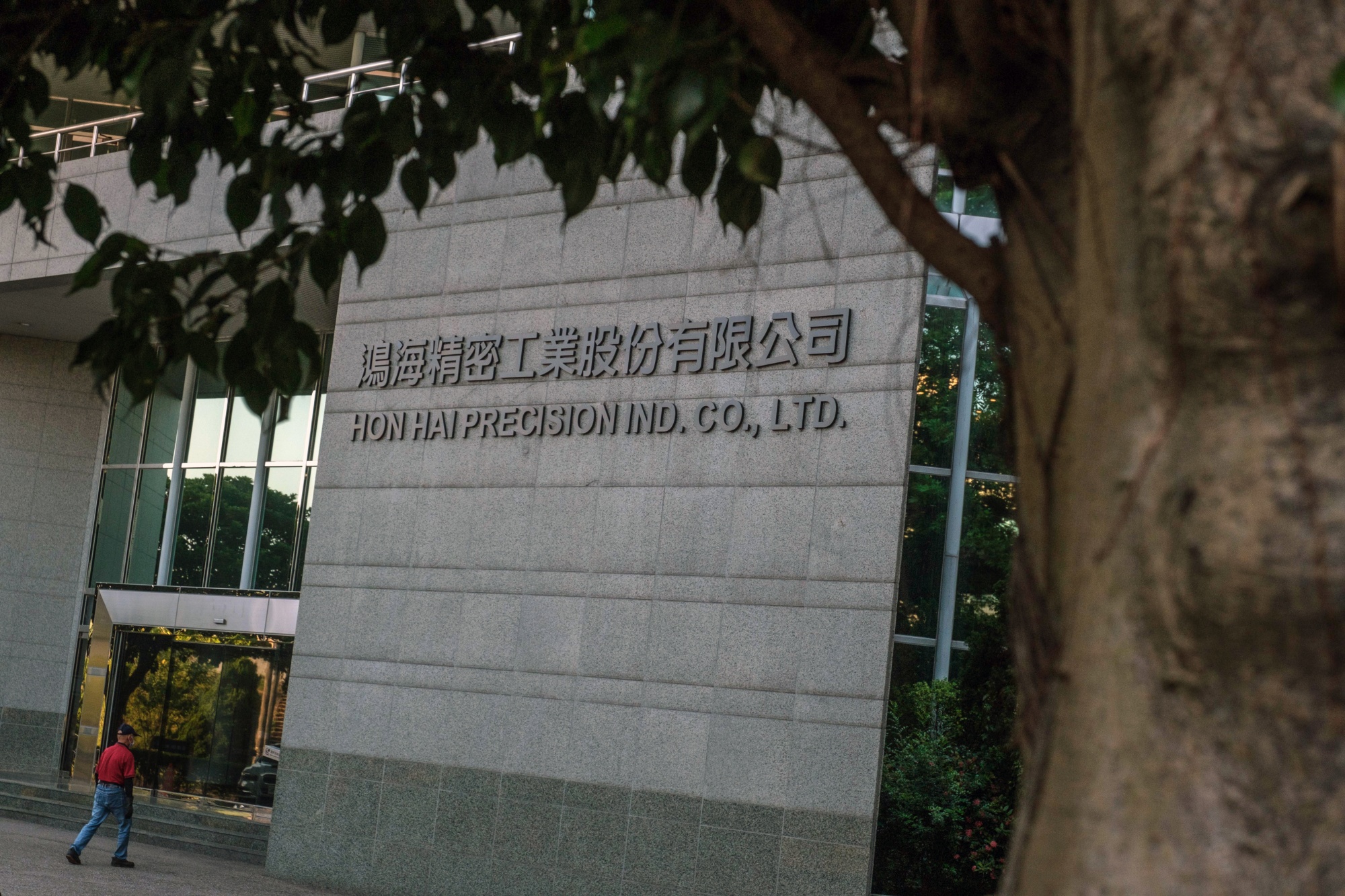 Hon Hai Sales Fall Short of Estimates After iPhone Slump - Bloomberg