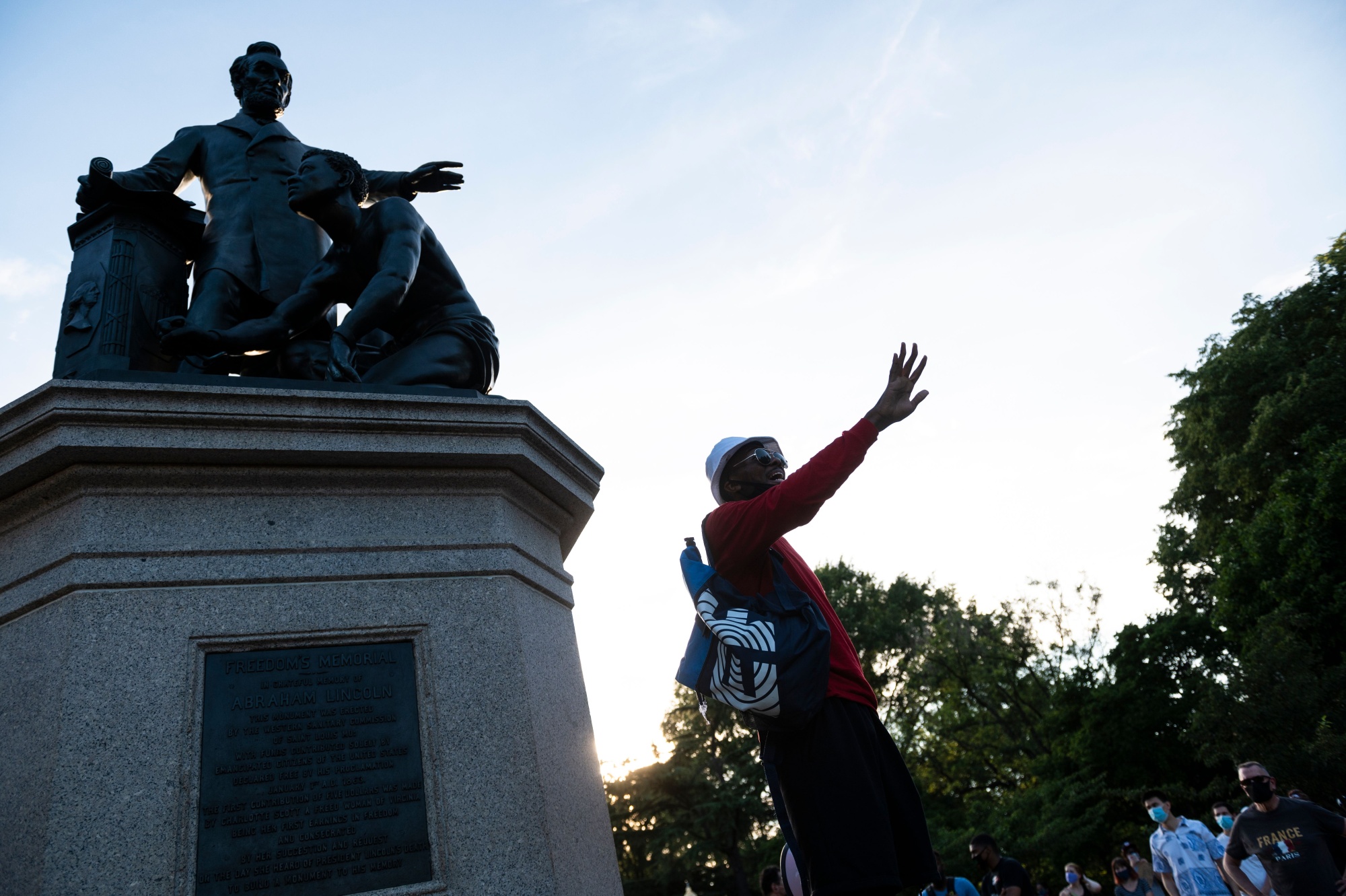 Trump Signs Order Vowing to Protect Statues From ‘Anarchists’ - Bloomberg