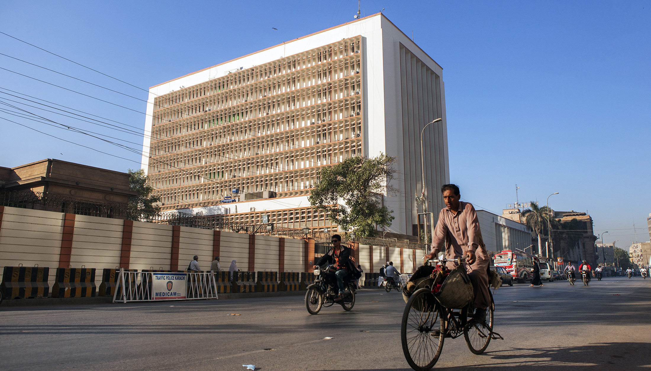 Pakistan Central Bank Holds Rate in New Governor's First Meeting ...
