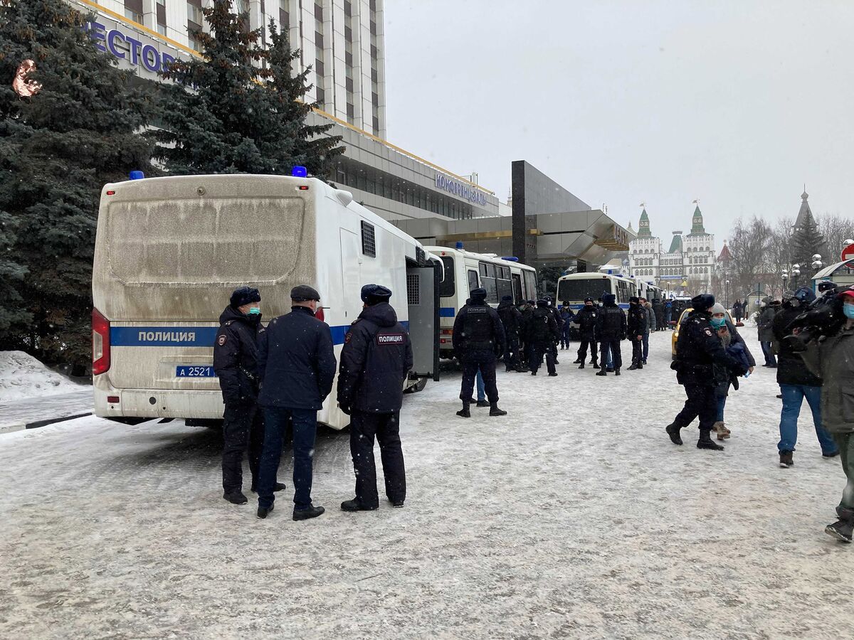Russian Police Detain About 200 Local Lawmakers at Moscow Forum - Bloomberg