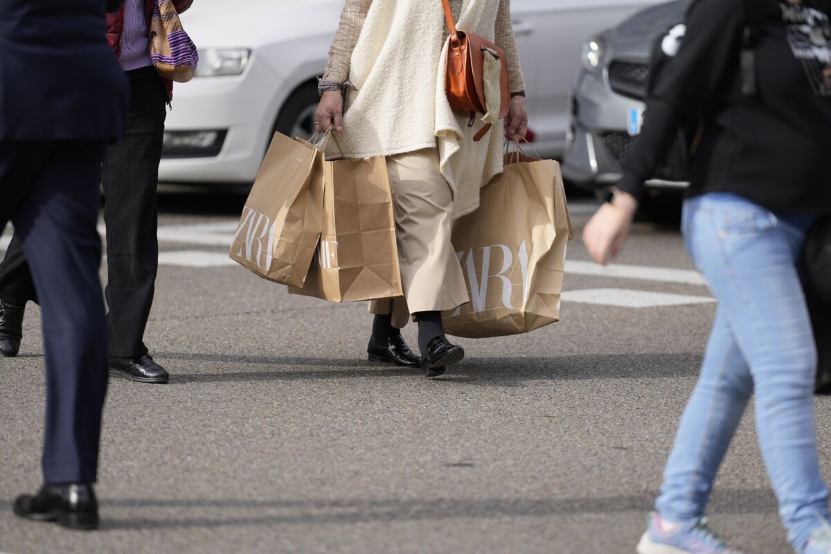 Zara-Owner Inditex’s (ITX) Sales Rise as Holiday Shopping Kicks Off ...