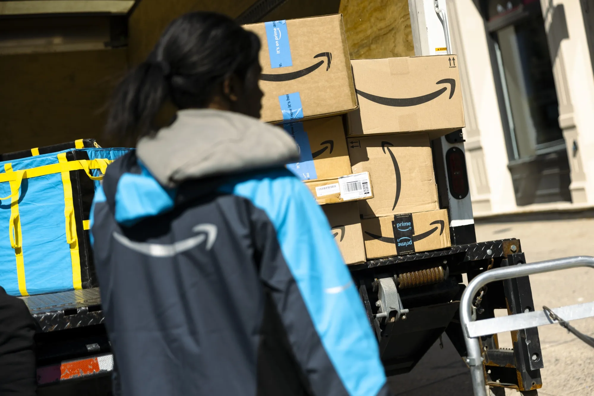 Amazon (AMZN) Unveils AI to Help Delivery Drivers Find Packages in Vans ...