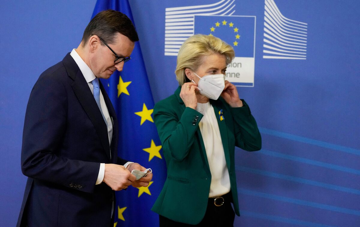 Poland Hopes to Resolve Spat Over EU Stimulus Funds This Month - Bloomberg