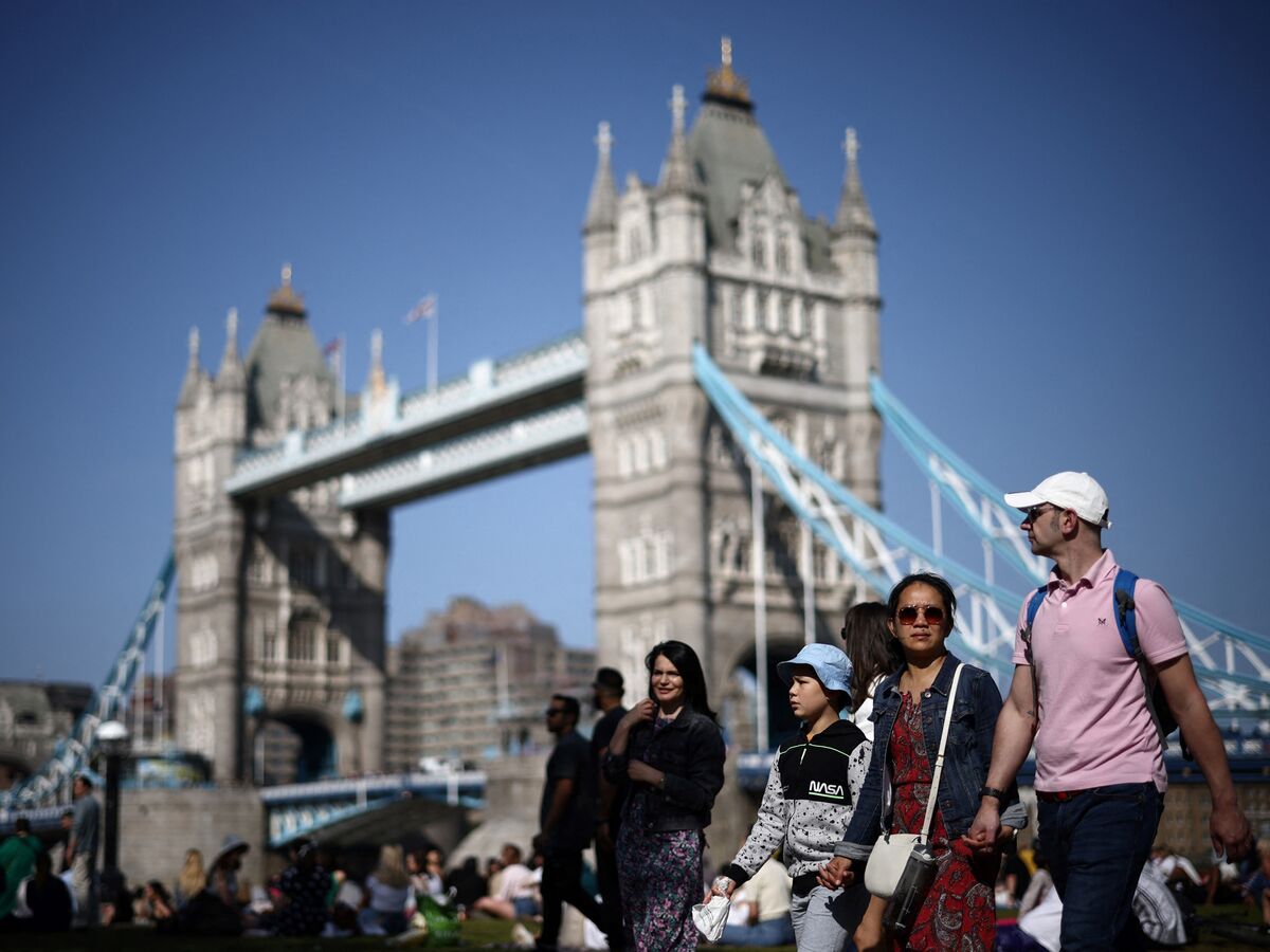Sizzling Temperatures Trigger UK Health Alert for the Weekend - Bloomberg