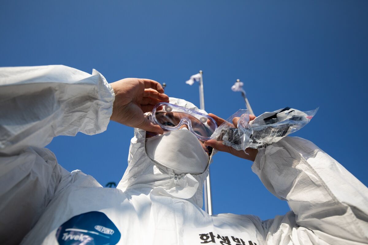 The Virus Hunter Showing the World How to Fight an Epidemic - Bloomberg