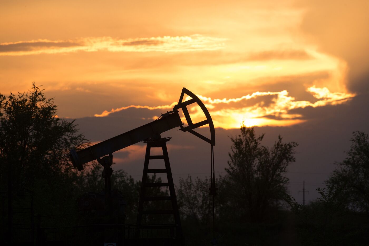 Global Oil Demand to Hit a Plateau Around 2030, IEA Predicts - Bloomberg