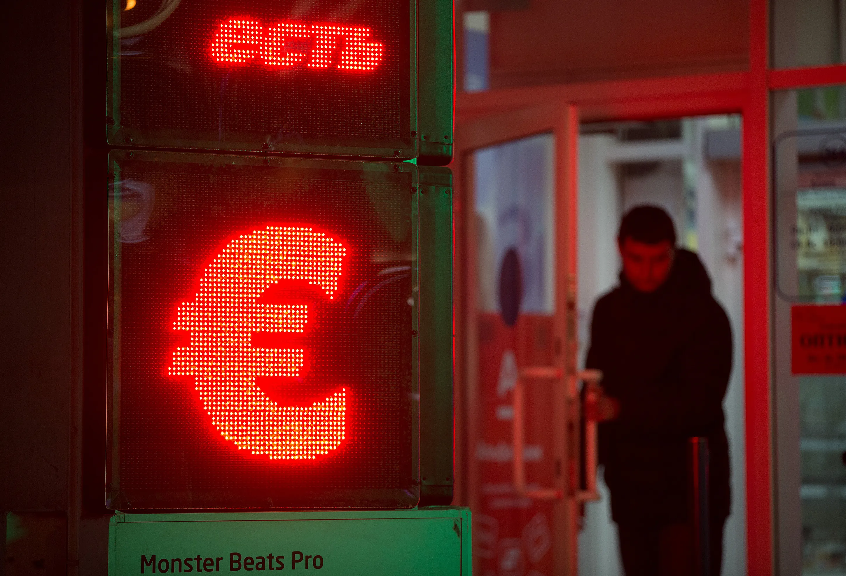 Swiss Bankers Are Accelerating the Euro's Slide - Bloomberg
